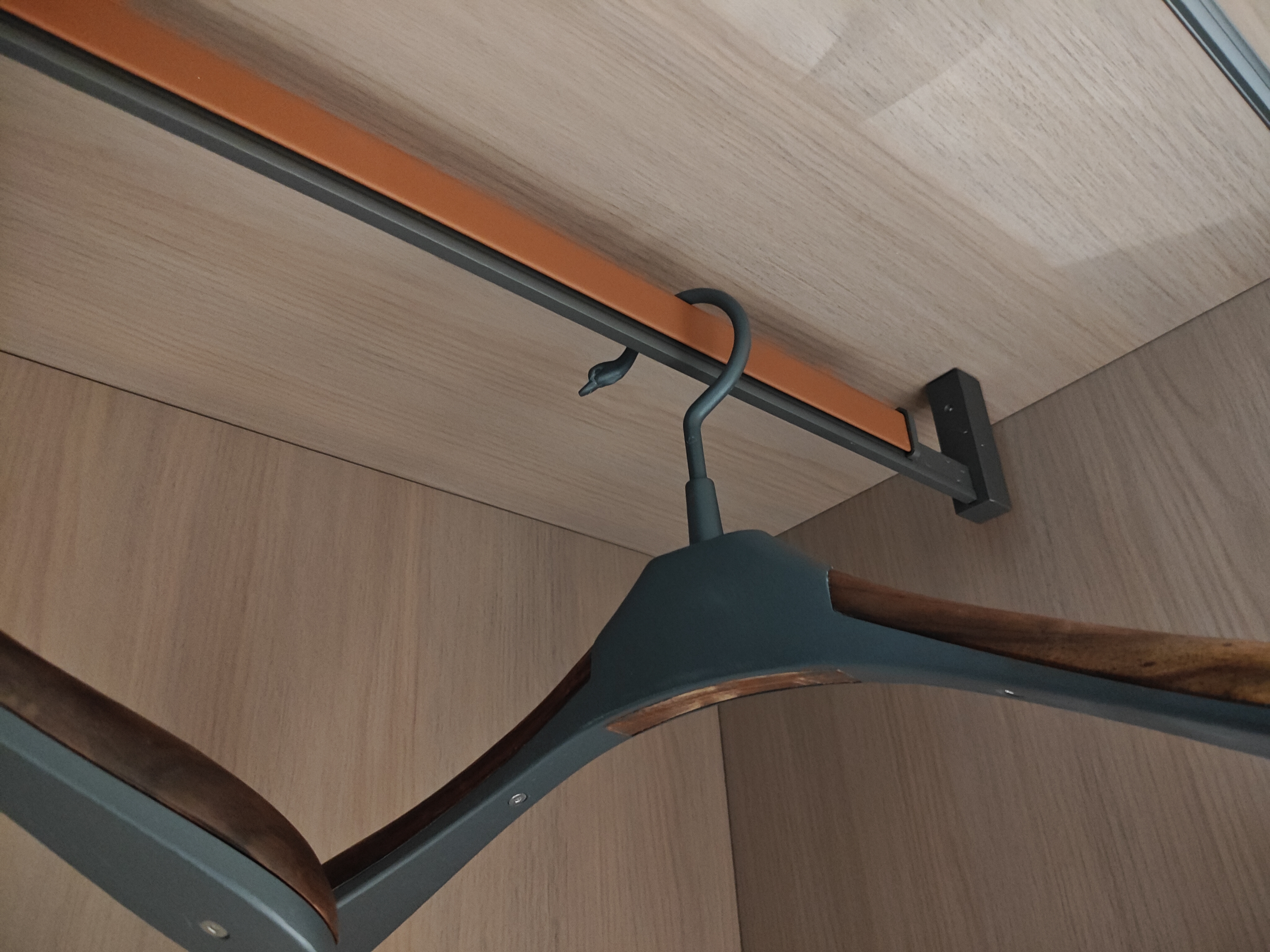 How Wardrobe Rails Can Improve Your Daily Routine